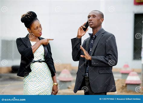 Conflit Entre Un Homme Et Une Femme Daffaires Photo Stock Image Du