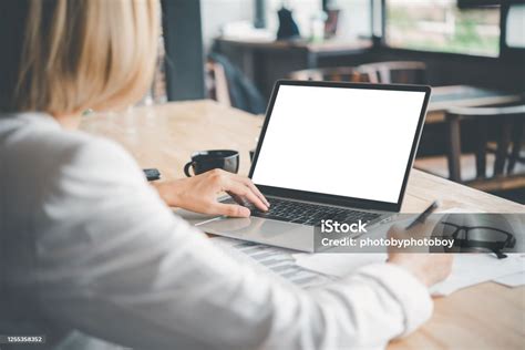 책상에 빈 흰색 데스크톱 복사 공간 화면이있는 노트북에서 일하는 여성의 손의 뒷모습 모형 이미지 가상현실에 대한 스톡 사진 및 기타 이미지 Istock