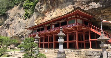 達谷窟毘沙門堂西光寺。岩手県平泉町平泉北沢にある天台宗寺院