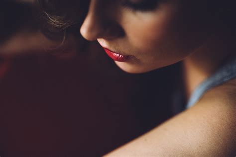 무료 이미지 손 사람 소녀 여자 사진술 초상화 모델 빨간 색깔 표정 미소 닫다 인간의 몸 얼굴 눈