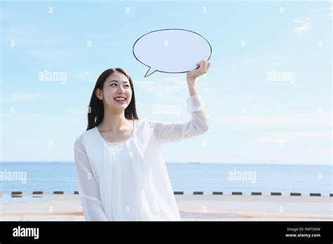 Junge Japanerin Mit Message Board Am Meer Stockfotografie Alamy