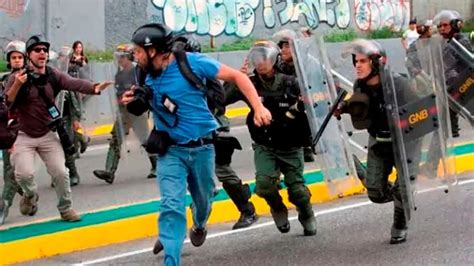 VIDEO Sebastián Yatra se llevó un picotazo en la cabeza de la mascota del América Infobae