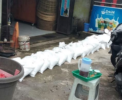 Pemasangan Karung Pasir Dalam Rangka Menanggulangi Banjir 2022