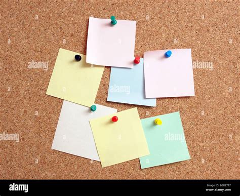 Notas Post It En Blanco Y De Colores Adheridas Al Tablero De Corcho