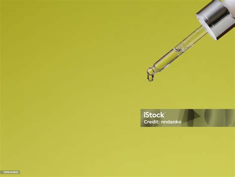 緑色の背景に透明な液体を滴らせたガラスピペット酸血清 しずくのストックフォトや画像を多数ご用意 しずく アロマテラピー ウクライナ