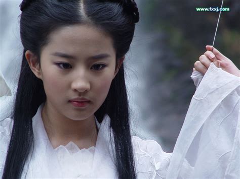 Info Unik Menarik Crystal Liu Yifei Artis Cantik Pemeran Bibi Lung