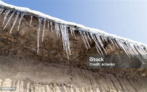 겨울에는 집의 지붕에 차가워요 0명에 대한 스톡 사진 및 기타 이미지 0명 경관 낮 Istock