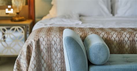 흰색과 갈색 침대 시트에 앉아 파란색 데님 청바지를 입은 사람 사진 Unsplash의 무료 터키 이미지