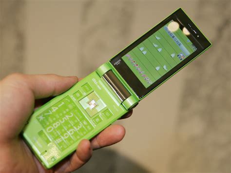 Au、「aquosケータイ」w61shに新色追加