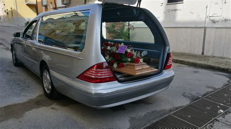 Un Mort A Căzut Cu Tot Cu Sicriu într O Intersecție Din Mașina