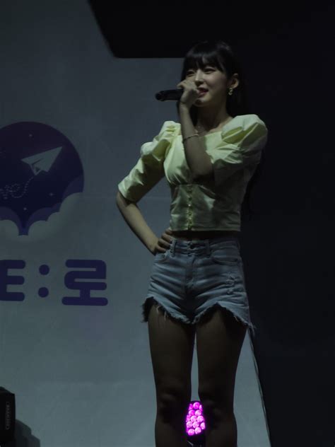 찢어진 핫팬츠 허벅지 노란 병아리 오마이걸 아린