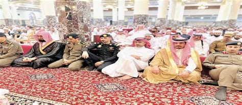 جموع المصلين يؤدون صلاة العيد بجامع الأمير سلطان في عفيف