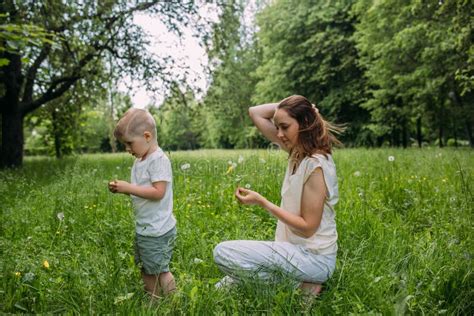 Jeune Femme Maman Et Fils Jouer Dans La Nature Passer Du Temps Ensemble