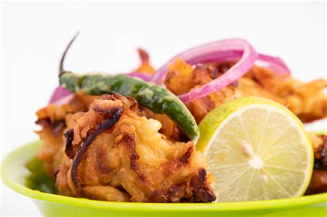 양파 파코다 또한 칸다 바하지지로 알려진 파이즈 케 파코데 파코다 피아즈 파코레 파코라 피야즈 바지는 북부와 남부 인도에 걸쳐 장마기에 즐길 수 있습니다 그린 처트니와 케첩