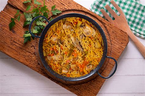 국수 토끼 및 야채가있는 Paella 스페인 해안의 전형적인 타파 국수에 대한 스톡 사진 및 기타 이미지 국수 파엘랴 0
