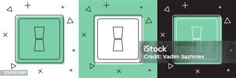 設置電動燈開關圖標隔離在白色和綠色 黑色背景開和關圖示調光器燈開關標誌節能理念向量插圖向量圖形及更多analog圖片 Analog 一個