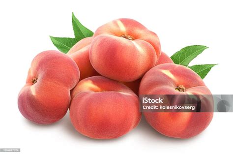 잘 익은 중국 플랫 복숭아 과일은 클리핑 경로와 필드의 전체 깊이와 흰색 배경에 고립 된 잎과 함께 0명에 대한 스톡 사진 및