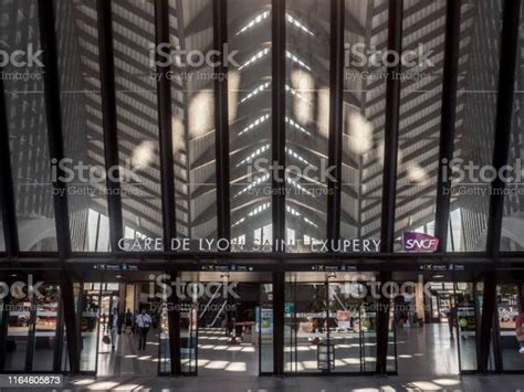 프랑스 철도 Sncf의 로고와 리옹 세인트 텍서프리 공항 기차역 정문 아에로포트 드 리옹 공항을 연결하는 역입니다 리옹에 대한