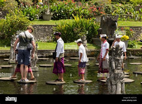 Indonesien Bali Tirta Gangga Ababi Palast Lokale Touristen Tragen Tracht Im Wasser Garten