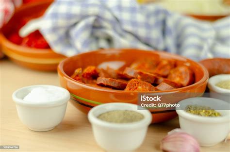 요리 굴 라 시 쵸 릿 죠 소시지와 신선한 재료를 준비 스페인 전통 음식 감자 요리에 대한 스톡 사진 및 기타 이미지 감자