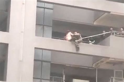 【好奇害死貓】 成都男爬陽台睇人跳樓失足墮樓慘死 澳門力報官網