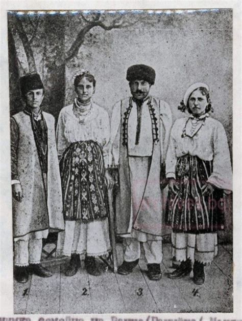 Семейство в български носии от село Ново село Видинско 1889г