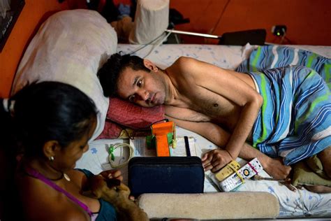 Desesperado Por La Escasez De Comida Y Medicinas Un Cuadripléjico