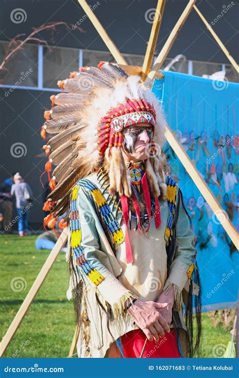 Un Hombre Vestido Con Un Disfraz Indio Con Plumas En La Cabeza Cerca