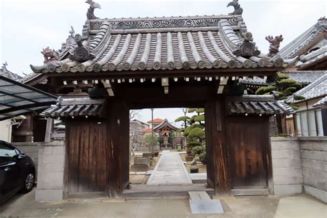 東側の門 卍佛國山 西念寺和歌山県和歌山市 八百万の神