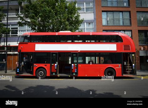 Un bus londonien moderne et vide à impériale repéré du côté gauche