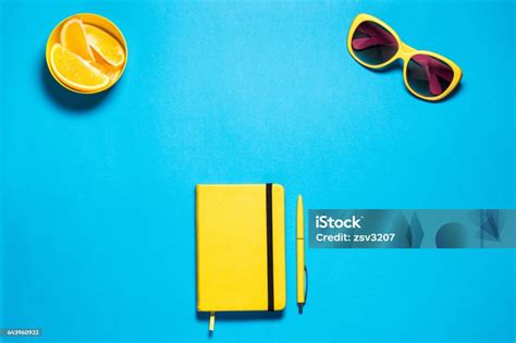세련 된 최소한의 여성 패션 작업 영역입니다 밝은 노란색 안경 그리고 일기 펜 깊고 푸른 복사 공간에 대 한 Pirces 오렌지 상위 뷰 펜에 대한 스톡 사진 및 기타