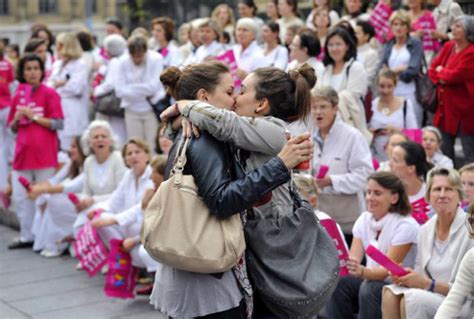 Deux Filles Qui Sembrassent