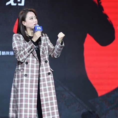 48歲美女經紀人罕見街拍，穿西裝露漫畫腿，比40歲容祖兒年輕 每日頭條