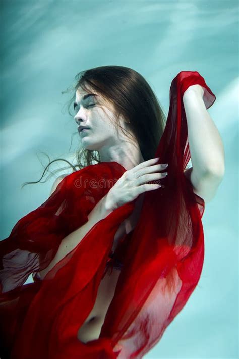 Mujer Debajo Del Agua En Un Vestido Rojo Foto De Archivo Imagen De Arte Hembra