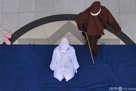 人目に付く場所で交際相手に接近、男女に公開むち打ち刑 インドネシア・アチェ州 写真4枚 国際ニュース：afpbb News
