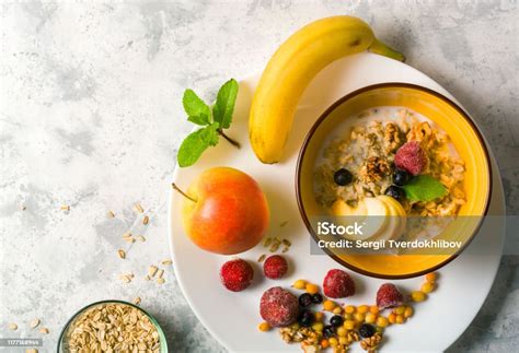 아침 오트밀 아침 식사 이른 아침과 건강한 다이어트 음식 적절한 영양 흰색 돌 배경입니다 텍스트를 위한 충분한 공간 0명에 대한