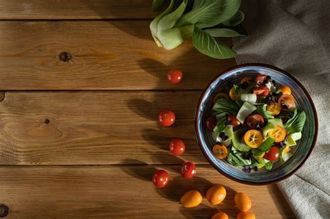 팩 최 양배추 키위 토마토 금콰트 나무 배경과 린넨 직물에 마이크로 그린 새싹의 채식 샐러드 하드 라이트 대비 상단 보기 플랫 레이 복사 공간 0명에 대한 스톡 사진 및