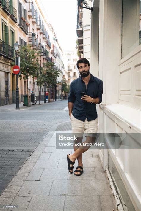 도시의 거리에서 스마트폰을 들고 아무렇지도 않게 서 있는 남자 40 44세에 대한 스톡 사진 및 기타 이미지 40 44세 Brand Name Smart Phone
