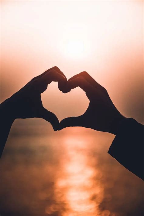 مجموعه 35 عکس قلب با دست برای پروفایل اینستاگرام و واتساپ