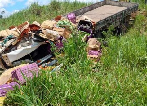 Urgente Em Conquista Grave Acidente Com Caminhão De Verdura Na Serra