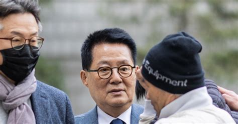박지원 전 국정원장 앞에 나선 서해 피격 유족