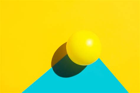 이중 톤 파란색 다각형 모양 요소에 노란색 테니스 공입니다 추상 화려한 그래픽 기하학적 구성입니다 비즈니스 혁신 기술 현대 예술