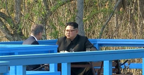 도보다리 거닐던 文·金 30분간 벤치앉아 사실상 단독회담