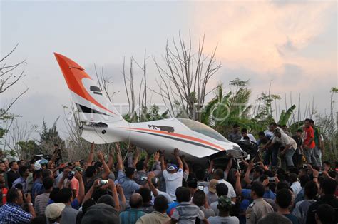 EVAKUASI PESAWAT GUBERNUR ACEH ANTARA Foto