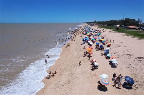 Dia De Sol Com Praia Lotada Em Farol De São Tomé Campos 24 Horas