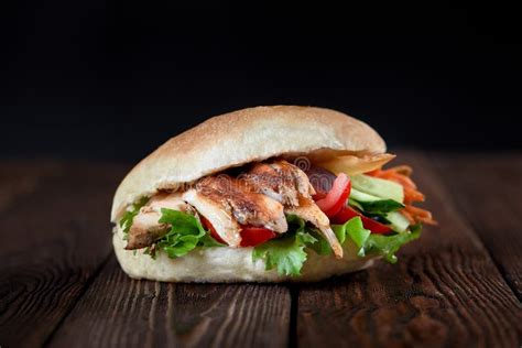 Ci Rrese Para Arriba Del Bocadillo Del Kebab En Fondo De Madera Foto De