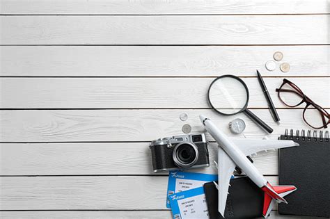 장난감 비행기와 흰색 나무 배경에 여행 항목플랫 평지 구성 텍스트 공간 0명에 대한 스톡 사진 및 기타 이미지 0명 개념 개념과 주제 Istock