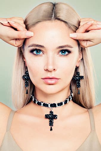 아름 다운 금발의 여 자가 착 색 머리와 보석 귀걸이와 목걸이 갈색 머리에 대한 스톡 사진 및 기타 이미지 갈색 머리 고딕 양식 귀걸이 Istock