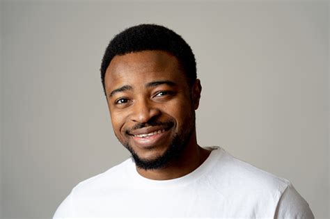 재미와 기쁨 웃 고는 카메라를 비웃 고 뭔가를 가리키는 그 인간의 감정 얼굴 표정 행복과 감정을 개념에서 행복 하 게 웃는 남자의 초상화 가리키기에 대한 스톡 사진 및 기타