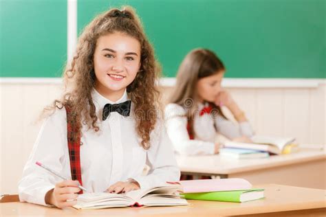 Zwei Schöne Schulmädchen Sitzen Am Schreibtisch Mit Büchern Im